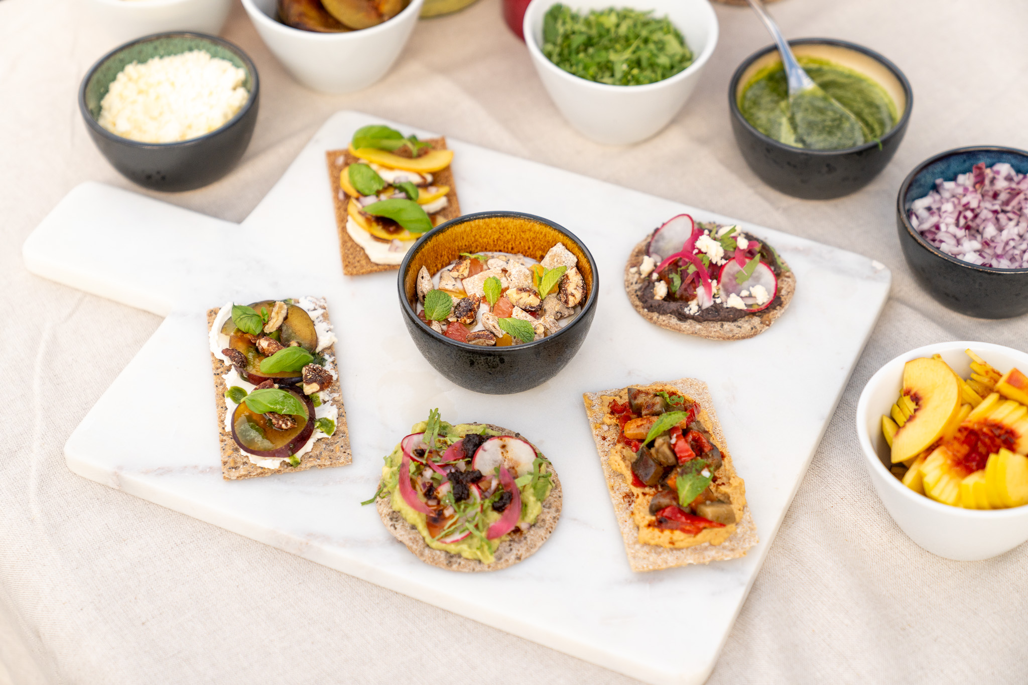 Wasa 100 (Tynn) med snøfrisk, plomme og basilikumhonning | Wasa